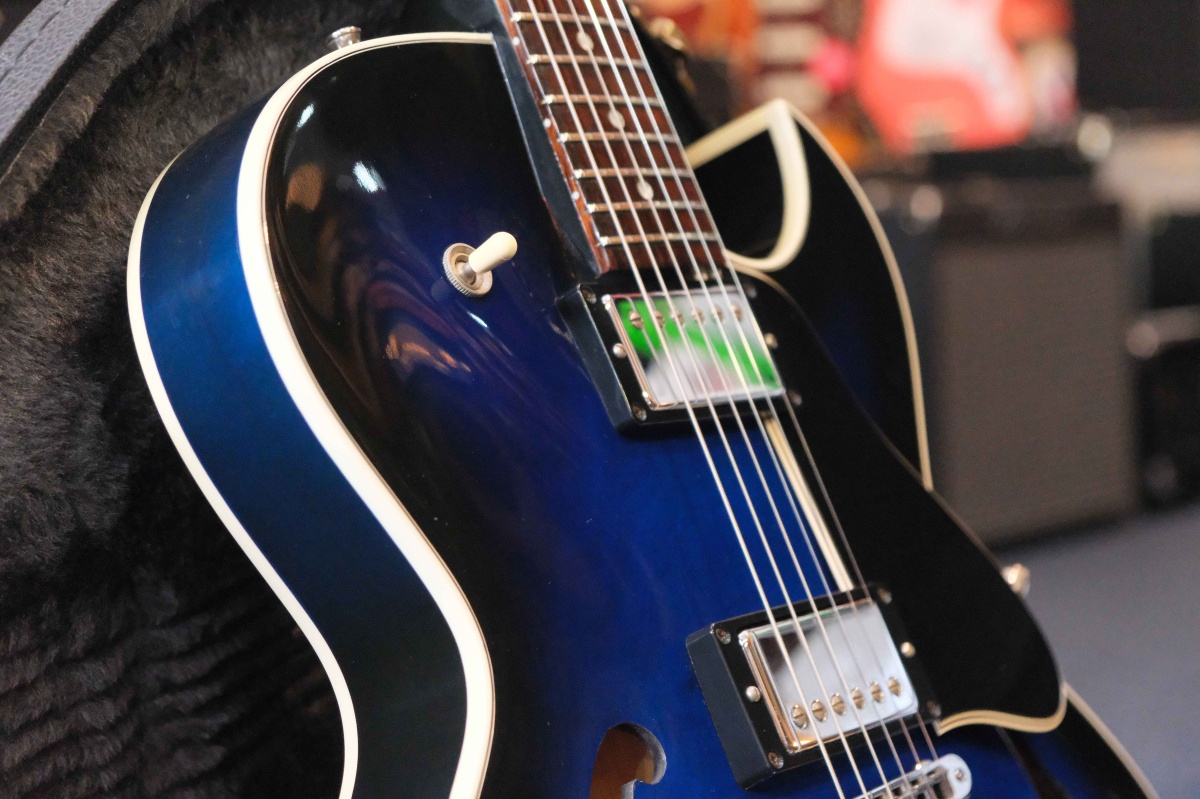 Gibson 2003 ES-135, Gloss Blue-Burst (Pre-Owned) - jimmyegypt.com