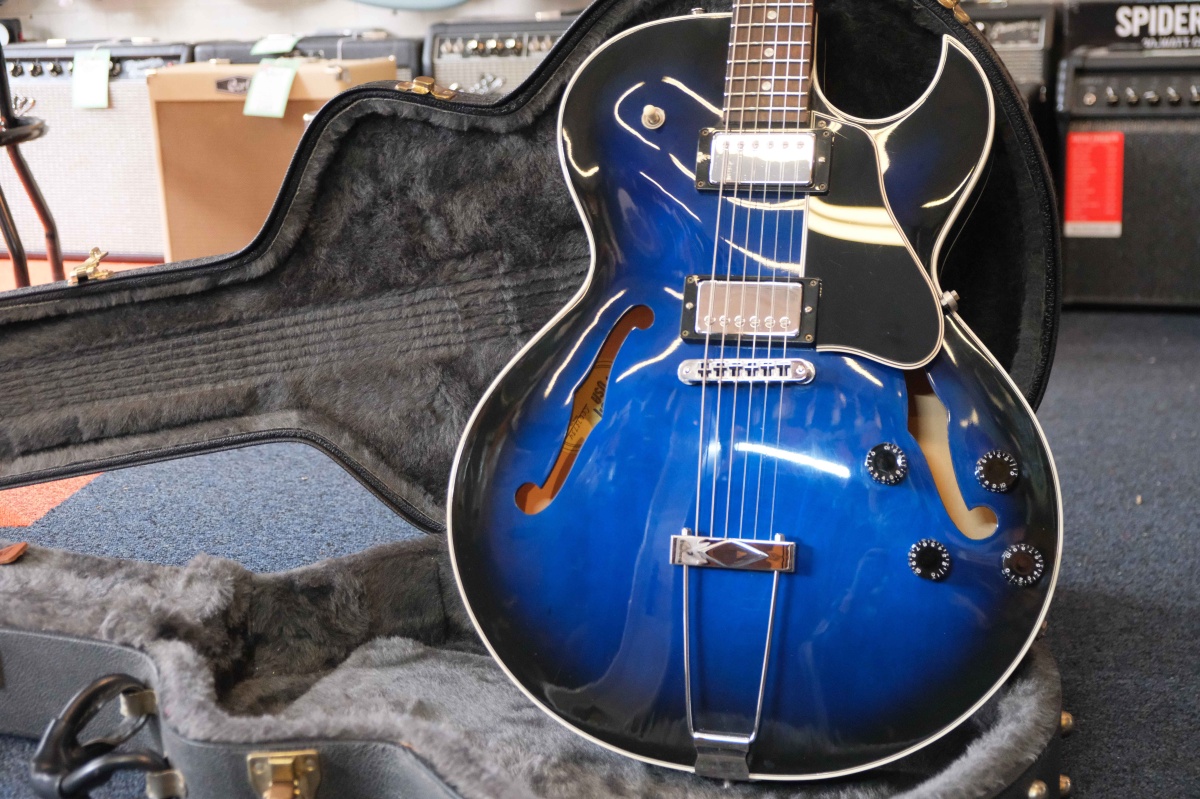 Gibson 2003 ES-135, Gloss Blue-Burst (Pre-Owned) - jimmyegypt.com